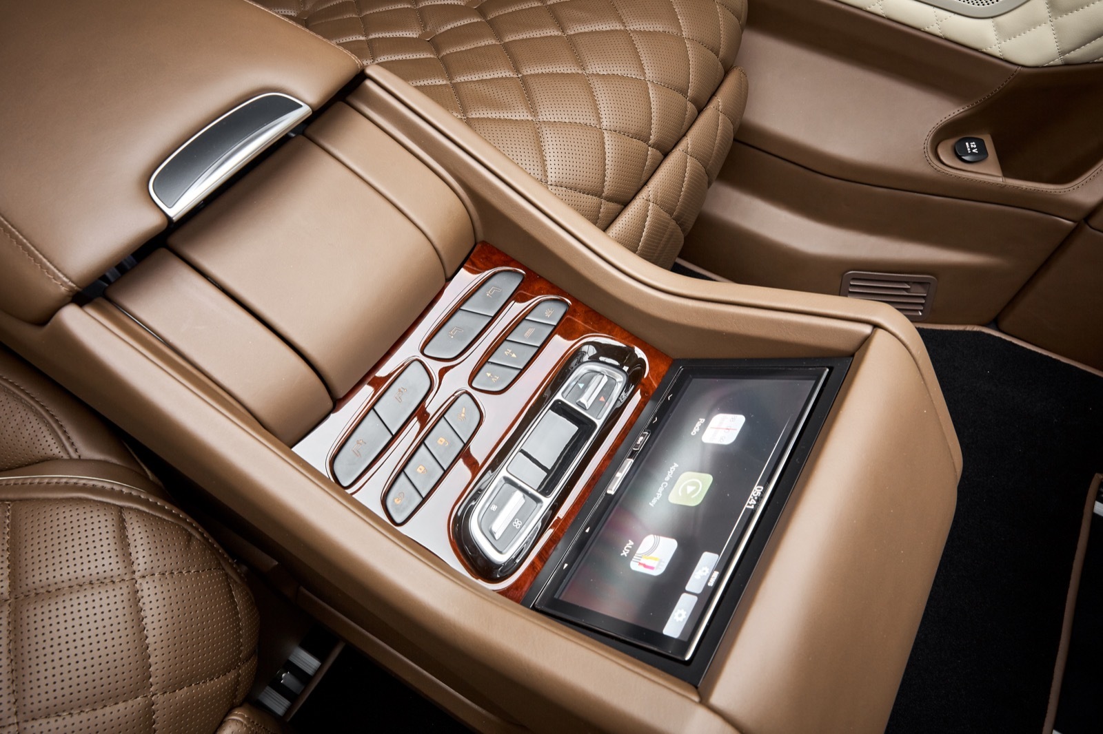 Mercedes-Benz V-Class | Models MVA | Create an elite office on wheels ...