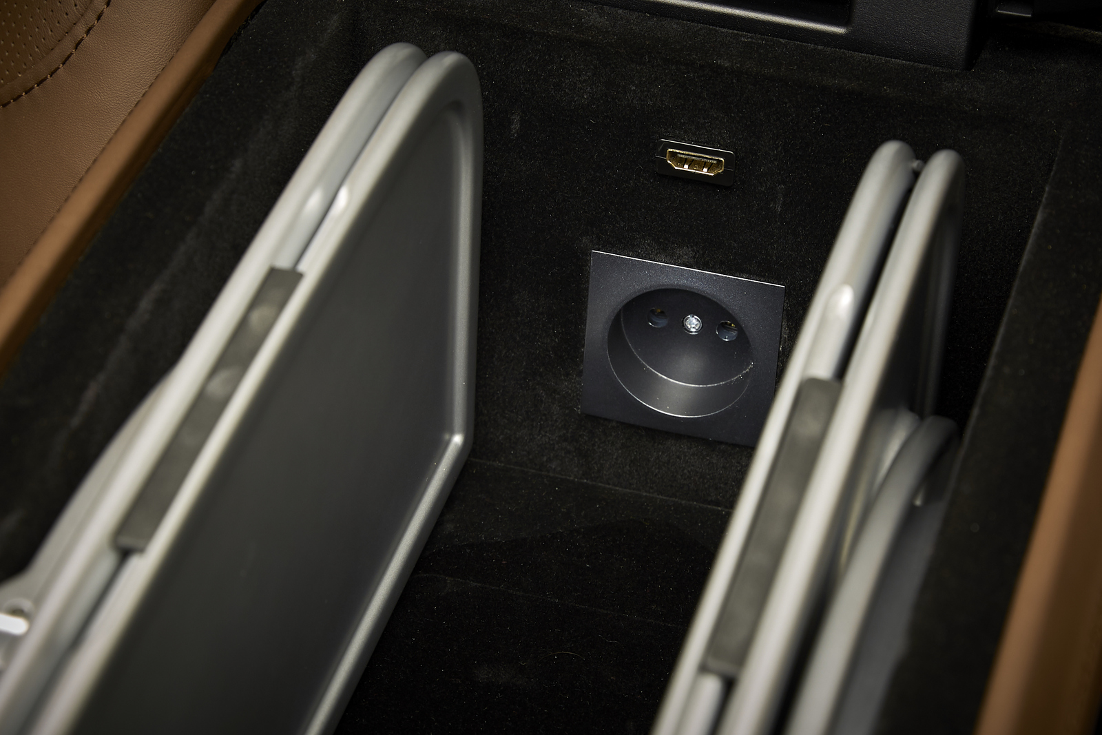 Mercedes-Benz V-Class | Models MVA | Create an elite office on wheels ...