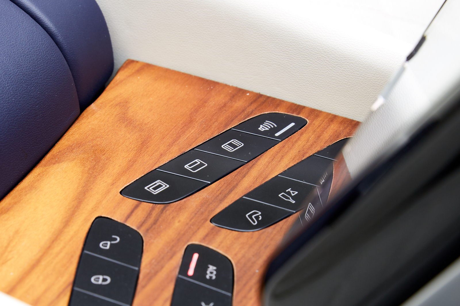 Mercedes-Benz V-Class | Models MVA1 | Create an elite office on wheels ...