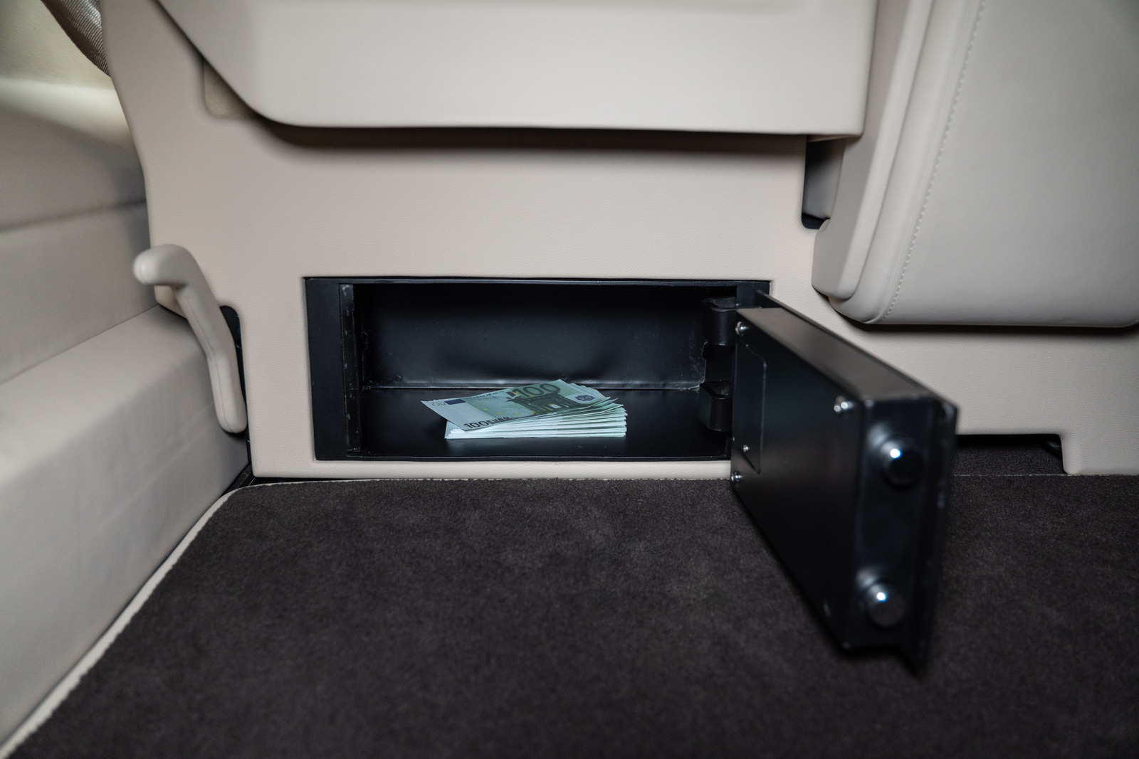 Mercedes-Benz V-Class | Models MVV | Create an elite office on wheels ...
